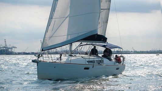 Jeanneau 39i - Sailing Yacht 39 ft in Chelsea Piers - Julia | BednBlue