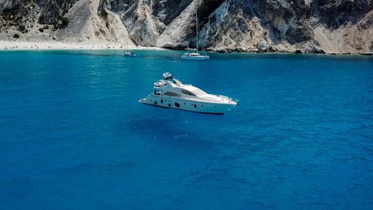 Aicon 68 - Iate motorizado 68 ft in Glyfada - Summer Therapy | BednBlue